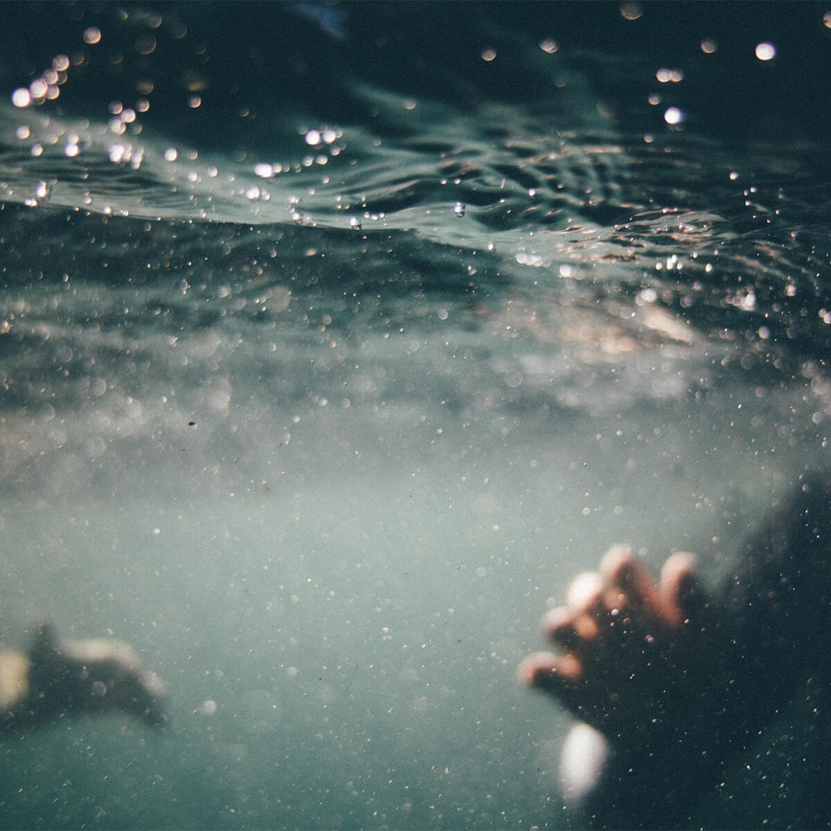 skinny dip o bañarse desnudo.